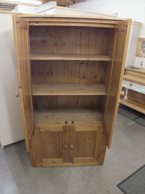 Buckingham Style Solid Pine Linen Cupboard- Light Oak Lacquer
